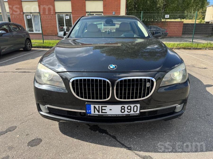 Black BMW 730 2009 in Riga, with an engine capacity of 3.00 L and mileage of 390 thousand km for 7600 €, photo 3 on AUTOMOTO.COM.LV