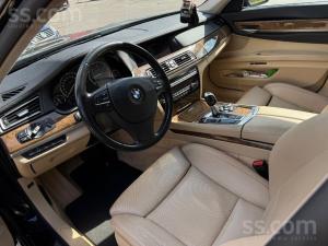 Black BMW 730 2009 in Riga, with an engine capacity of 3.00 L and mileage of 390 thousand km for 7600 €, photo 6 on AUTOMOTO.COM.LV