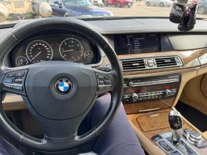 Black BMW 730 2009 in Riga, with an engine capacity of 3.00 L and mileage of 390 thousand km for 7600 €, photo 7 on AUTOMOTO.COM.LV