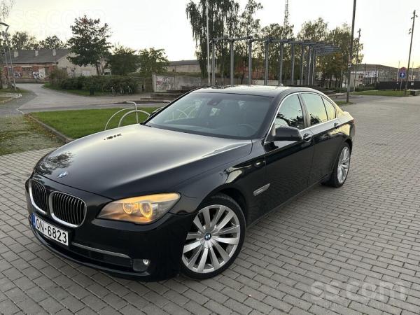 BMW 730 2009 in Liepaja on AUTOMOTO.COM.LV Black BMW 730 2009 in Liepaja, with an engine capacity of 3.00 L and mileage of 271 thousand km for 8750 €, photo 3 on AUTOMOTO.COM.LV