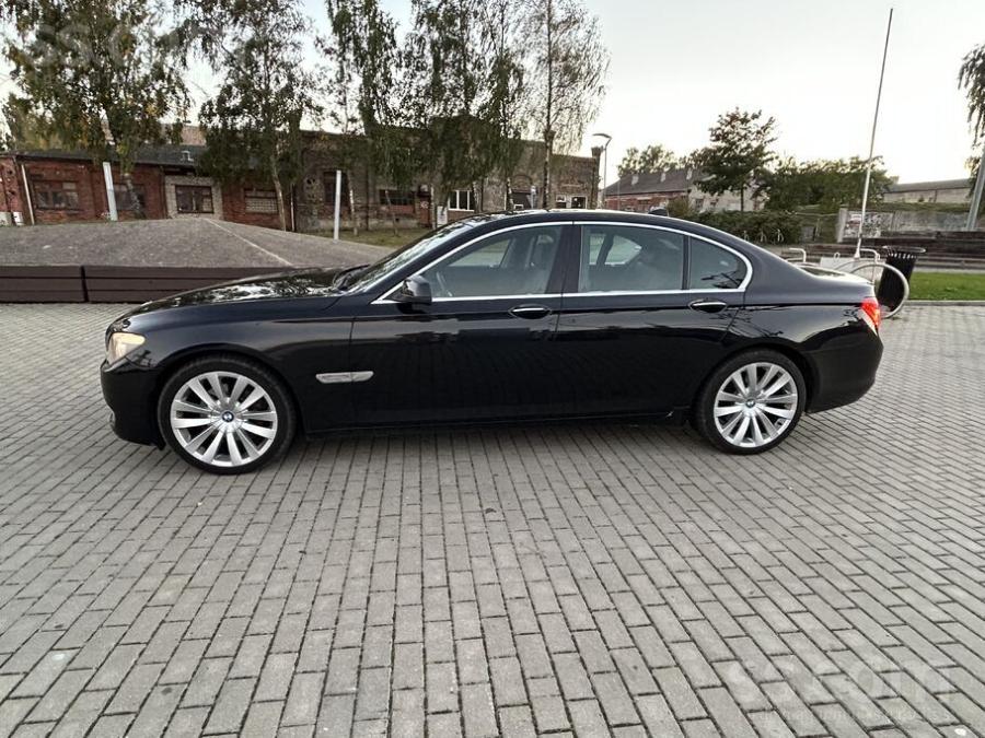 Black BMW 730 2009 in Liepaja, with an engine capacity of 3.00 L and mileage of 271 thousand km for 8750 €, photo 6 on AUTOMOTO.COM.LV