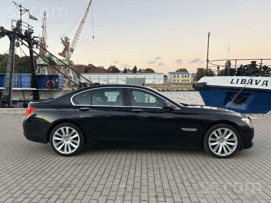 Black BMW 730 2009 in Liepaja, with an engine capacity of 3.00 L and mileage of 271 thousand km for 8750 €, photo 7 on AUTOMOTO.COM.LV