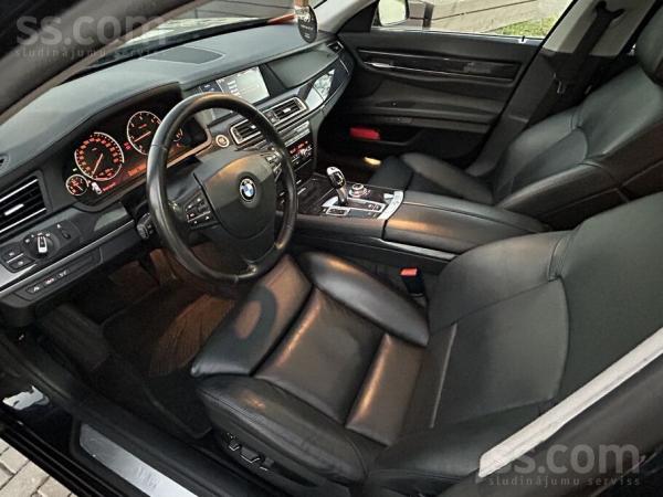 BMW 730 2009 in Liepaja on AUTOMOTO.COM.LV Black BMW 730 2009 in Liepaja, with an engine capacity of 3.00 L and mileage of 271 thousand km for 8750 €, photo 9 on AUTOMOTO.COM.LV