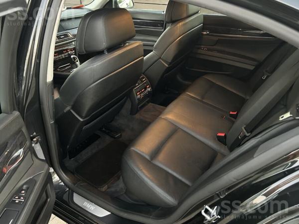 BMW 730 2009 in Liepaja on AUTOMOTO.COM.LV Black BMW 730 2009 in Liepaja, with an engine capacity of 3.00 L and mileage of 271 thousand km for 8750 €, photo 10 on AUTOMOTO.COM.LV