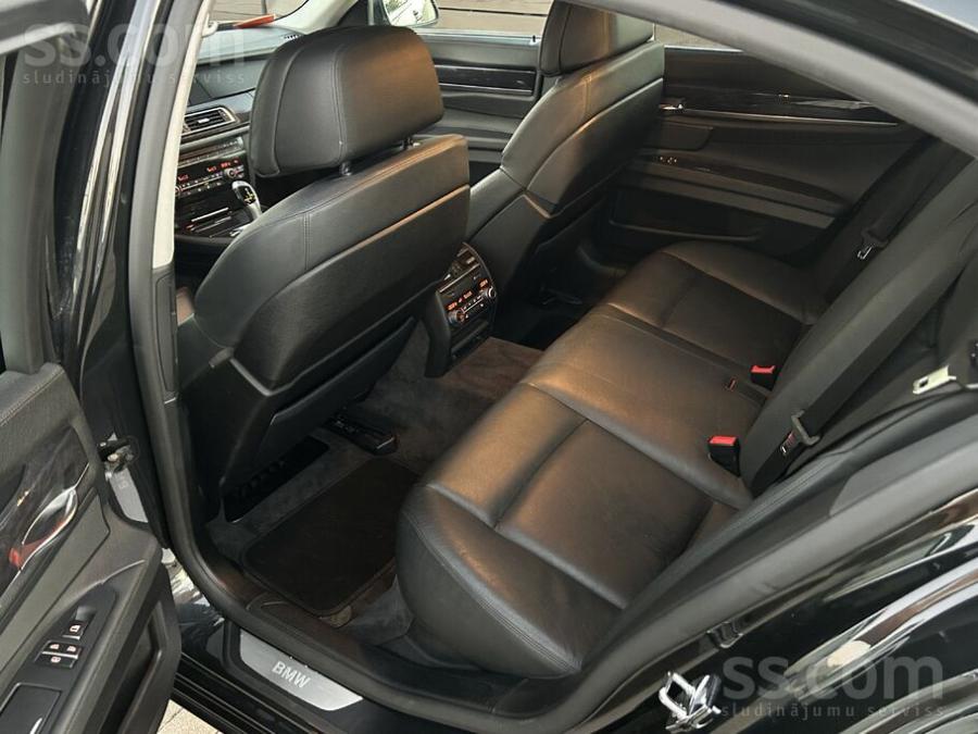 Black BMW 730 2009 in Liepaja, with an engine capacity of 3.00 L and mileage of 271 thousand km for 8750 €, photo 10 on AUTOMOTO.COM.LV