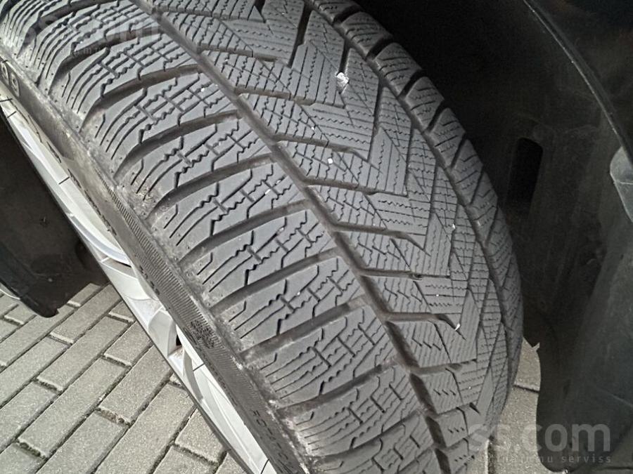 Black BMW 730 2009 in Liepaja, with an engine capacity of 3.00 L and mileage of 271 thousand km for 8750 €, photo 14 on AUTOMOTO.COM.LV