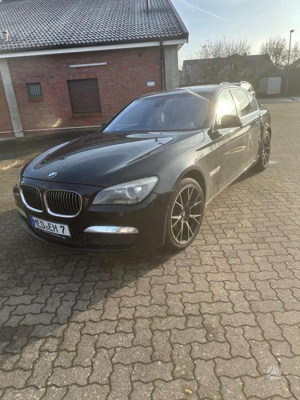 Black BMW 730 2010 in Klaipeda, with an engine capacity of 3.00 L and mileage of 298 thousand km for 6450 €, photo 1 on AUTOMOTO.COM.LV