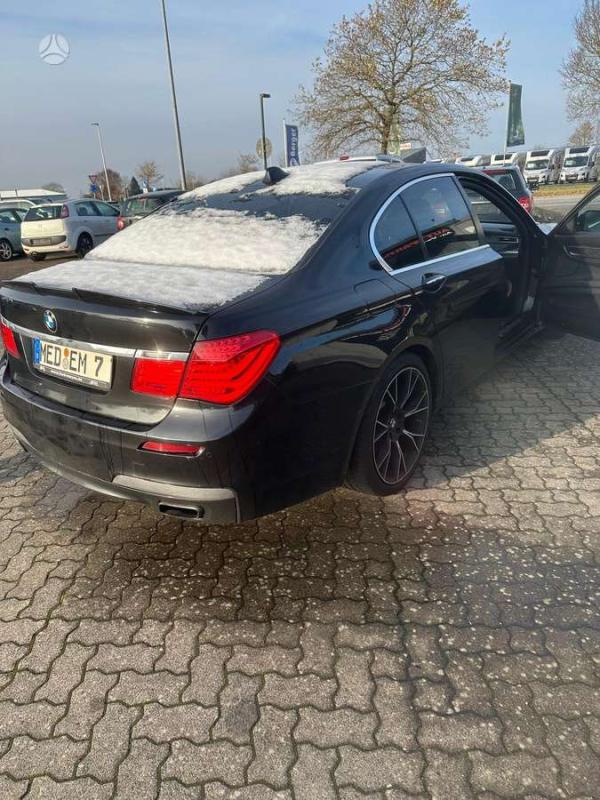 Black BMW 730 2010 in Klaipeda, with an engine capacity of 3.00 L and mileage of 298 thousand km for 6450 €, photo 4 on AUTOMOTO.COM.LV