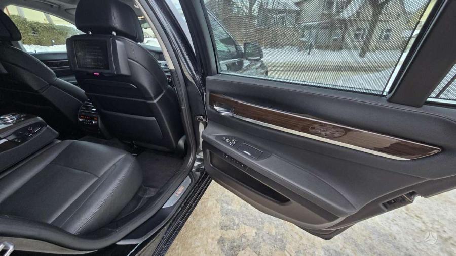 Melns BMW 730 2010 Alīta, ar dzinēja tilpumu 0.00 L un nobraukumu 350 tūkst. km par 13350 €, foto 6 vietnē AUTOMOTO.COM.LV