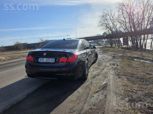 Black BMW 730 2010 in Riga, with an engine capacity of 3.00 L and mileage of 500 thousand km for 11900 €, photo 3 on AUTOMOTO.COM.LV