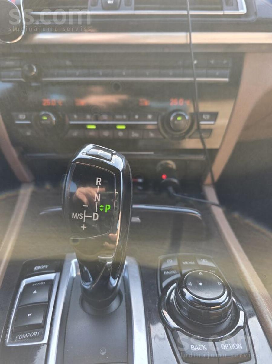 Black BMW 730 2010 in Riga, with an engine capacity of 3.00 L and mileage of 502 thousand km for 9900 €, photo 9 on AUTOMOTO.COM.LV