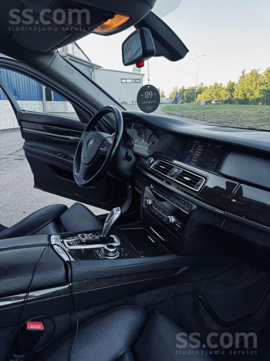 Black BMW 730 2010 in Rezekne, with an engine capacity of 3.00 L and mileage of 0 thousand km for 8250 €, photo 8 on AUTOMOTO.COM.LV