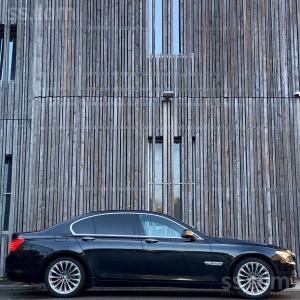 Black BMW 730 2010 in Riga, with an engine capacity of 3.00 L and mileage of 262 thousand km for 8350 €, photo 3 on AUTOMOTO.COM.LV