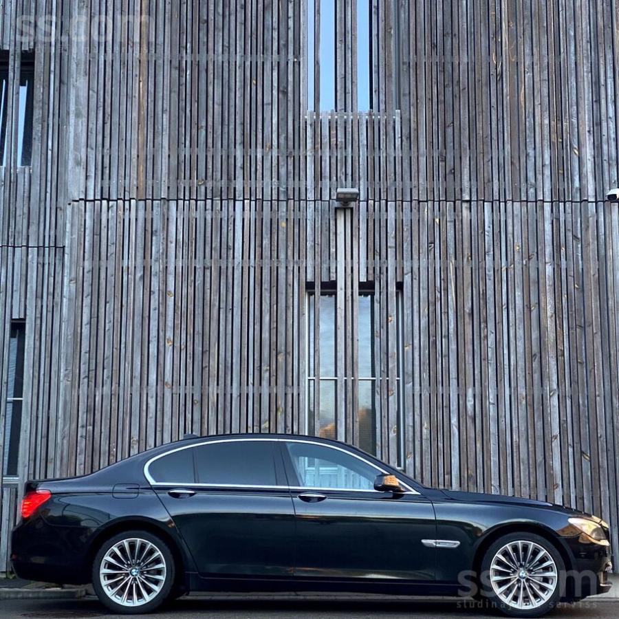 Black BMW 730 2010 in Riga, with an engine capacity of 3.00 L and mileage of 262 thousand km for 8350 €, photo 3 on AUTOMOTO.COM.LV