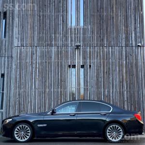 Black BMW 730 2010 in Riga, with an engine capacity of 3.00 L and mileage of 262 thousand km for 8350 €, photo 4 on AUTOMOTO.COM.LV