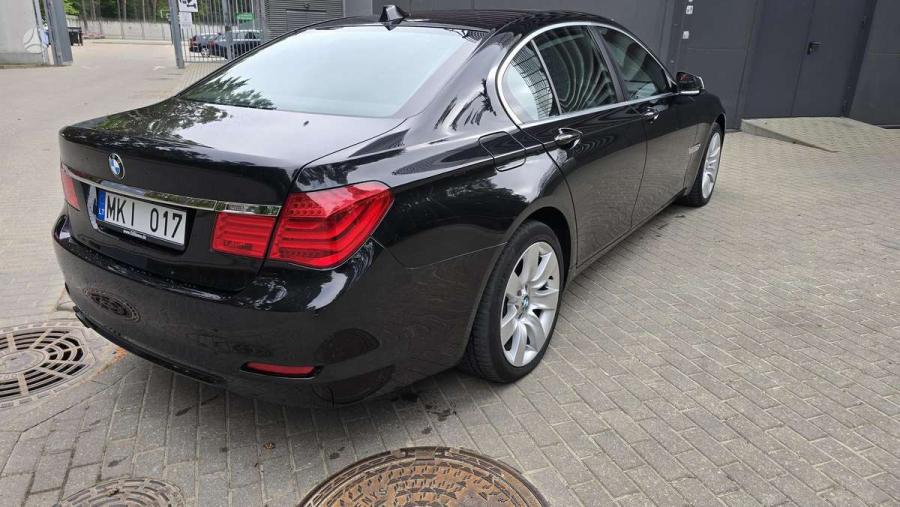 Black BMW 730 2010 in Alytus, with an engine capacity of 3.00 L and mileage of 347 thousand km for 10300 €, photo 4 on AUTOMOTO.COM.LV