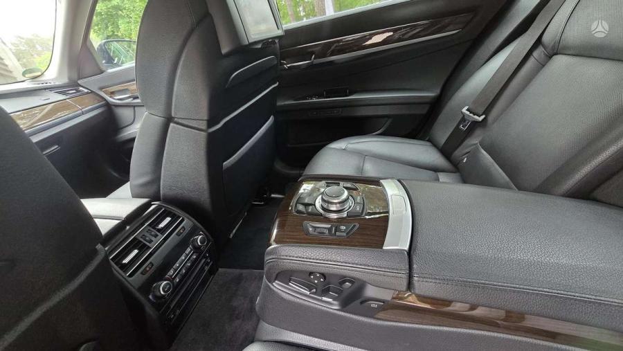 Black BMW 730 2010 in Alytus, with an engine capacity of 3.00 L and mileage of 347 thousand km for 10300 €, photo 7 on AUTOMOTO.COM.LV