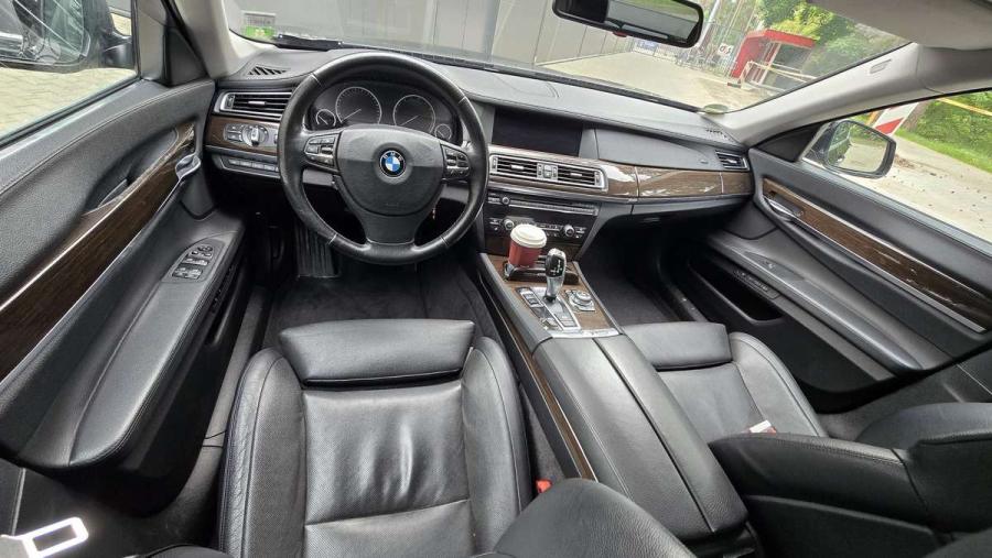 Black BMW 730 2010 in Alytus, with an engine capacity of 3.00 L and mileage of 347 thousand km for 10300 €, photo 8 on AUTOMOTO.COM.LV