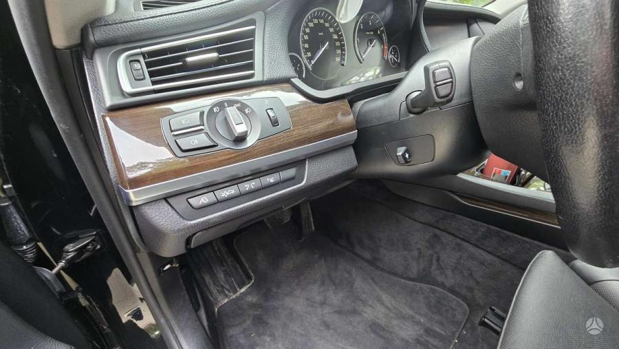 Black BMW 730 2010 in Alytus, with an engine capacity of 3.00 L and mileage of 347 thousand km for 10300 €, photo 9 on AUTOMOTO.COM.LV