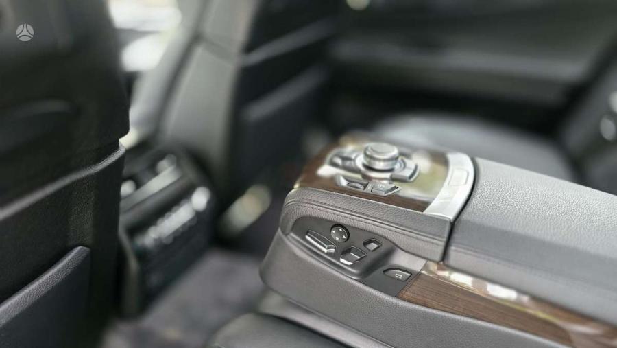 Black BMW 730 2010 in Alytus, with an engine capacity of 3.00 L and mileage of 347 thousand km for 10300 €, photo 10 on AUTOMOTO.COM.LV