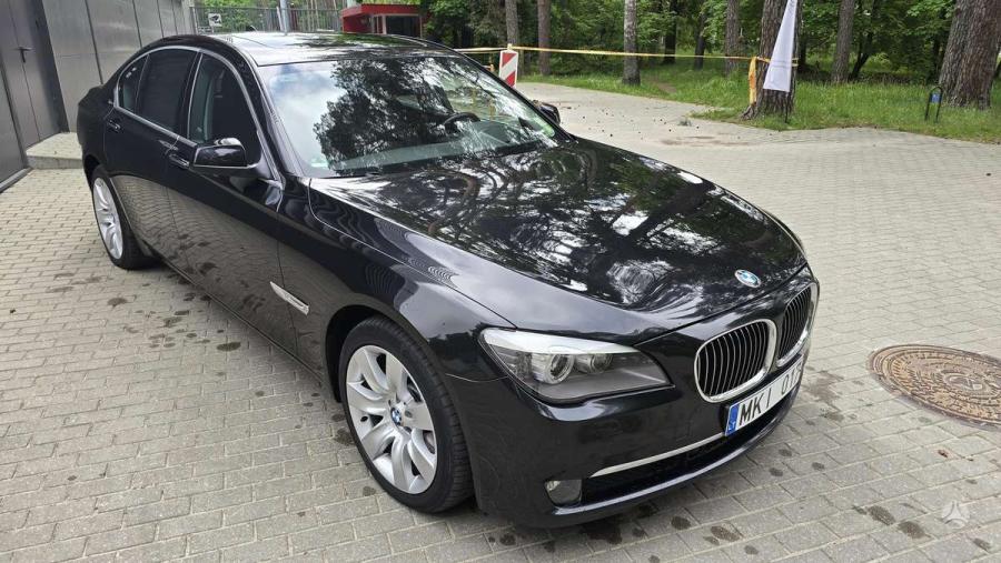 Black BMW 730 2010 in Alytus, with an engine capacity of 3.00 L and mileage of 347 thousand km for 10300 €, photo 12 on AUTOMOTO.COM.LV