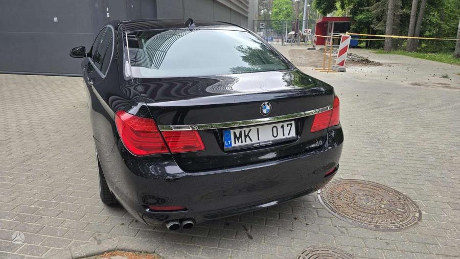 Black BMW 730 2010 in Alytus, with an engine capacity of 3.00 L and mileage of 347 thousand km for 10300 €, photo 14 on AUTOMOTO.COM.LV