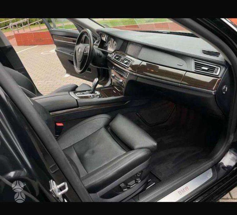 Black BMW 730 2010 in Alytus, with an engine capacity of 3.00 L and mileage of 347 thousand km for 10300 €, photo 16 on AUTOMOTO.COM.LV
