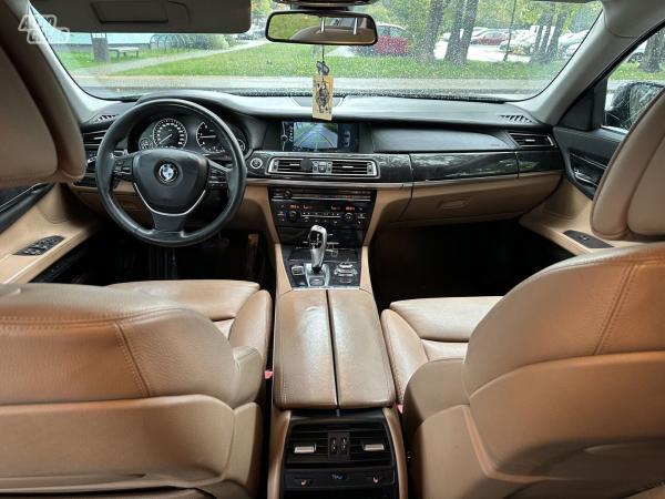 Black BMW 730 2010 in Kaunas, with an engine capacity of 3.00 L and mileage of 321 thousand km for 8800 €, photo 7 on AUTOMOTO.COM.LV