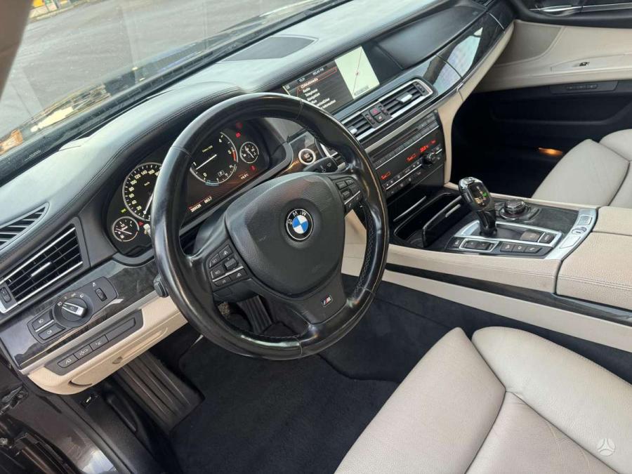 Black BMW 730 2011 in Taurage, with an engine capacity of 3.00 L and mileage of 289 thousand km for 8400 €, photo 9 on AUTOMOTO.COM.LV