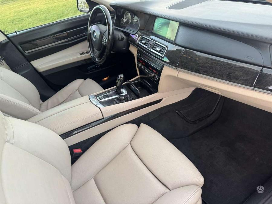 Black BMW 730 2011 in Taurage, with an engine capacity of 3.00 L and mileage of 289 thousand km for 8400 €, photo 12 on AUTOMOTO.COM.LV