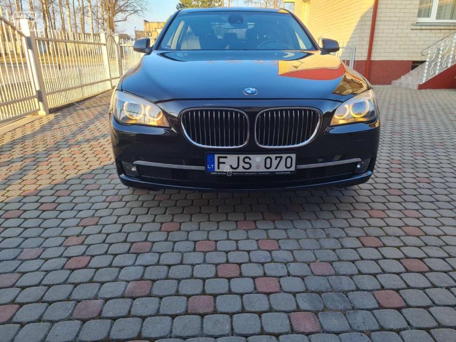 Black BMW 730 2011 in Marijampole, with an engine capacity of 3.00 L and mileage of 80 thousand km for 14500 €, photo 5 on AUTOMOTO.COM.LV