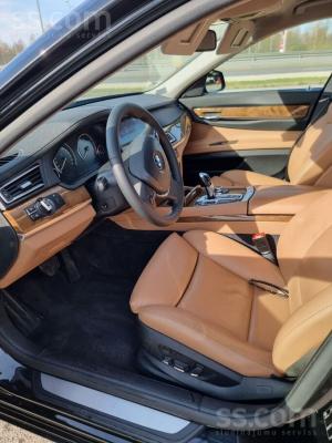 Black BMW 730 2011 in Riga, with an engine capacity of 3.00 L and mileage of 394 thousand km for 11500 €, photo 3 on AUTOMOTO.COM.LV