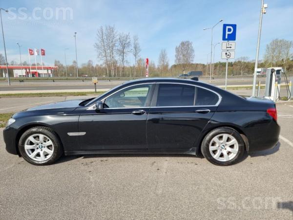 Black BMW 730 2011 in Riga, with an engine capacity of 3.00 L and mileage of 394 thousand km for 11500 €, photo 7 on AUTOMOTO.COM.LV