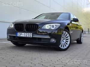 Black BMW 730 2011 in Riga, with an engine capacity of 3.00 L and mileage of 317 thousand km for 12000 €, photo 4 on AUTOMOTO.COM.LV