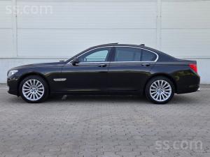 Black BMW 730 2011 in Riga, with an engine capacity of 3.00 L and mileage of 317 thousand km for 12000 €, photo 7 on AUTOMOTO.COM.LV