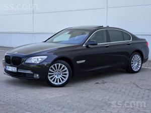 Black BMW 730 2011 in Riga, with an engine capacity of 3.00 L and mileage of 317 thousand km for 12000 €, photo 10 on AUTOMOTO.COM.LV