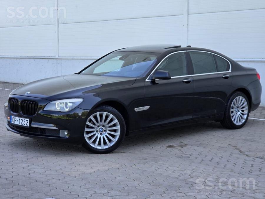 Black BMW 730 2011 in Riga, with an engine capacity of 3.00 L and mileage of 317 thousand km for 12000 €, photo 10 on AUTOMOTO.COM.LV