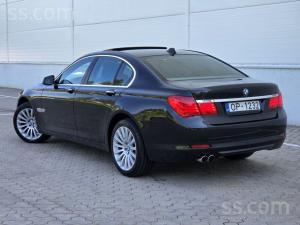 Black BMW 730 2011 in Riga, with an engine capacity of 3.00 L and mileage of 317 thousand km for 12000 €, photo 12 on AUTOMOTO.COM.LV