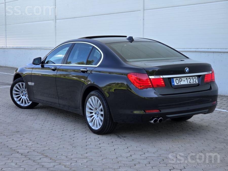 Black BMW 730 2011 in Riga, with an engine capacity of 3.00 L and mileage of 317 thousand km for 12000 €, photo 12 on AUTOMOTO.COM.LV