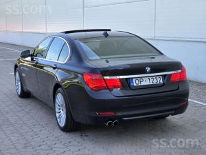 Black BMW 730 2011 in Riga, with an engine capacity of 3.00 L and mileage of 317 thousand km for 12000 €, photo 13 on AUTOMOTO.COM.LV