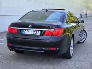 Black BMW 730 2011 in Riga, with an engine capacity of 3.00 L and mileage of 317 thousand km for 12000 €, photo 17 on AUTOMOTO.COM.LV
