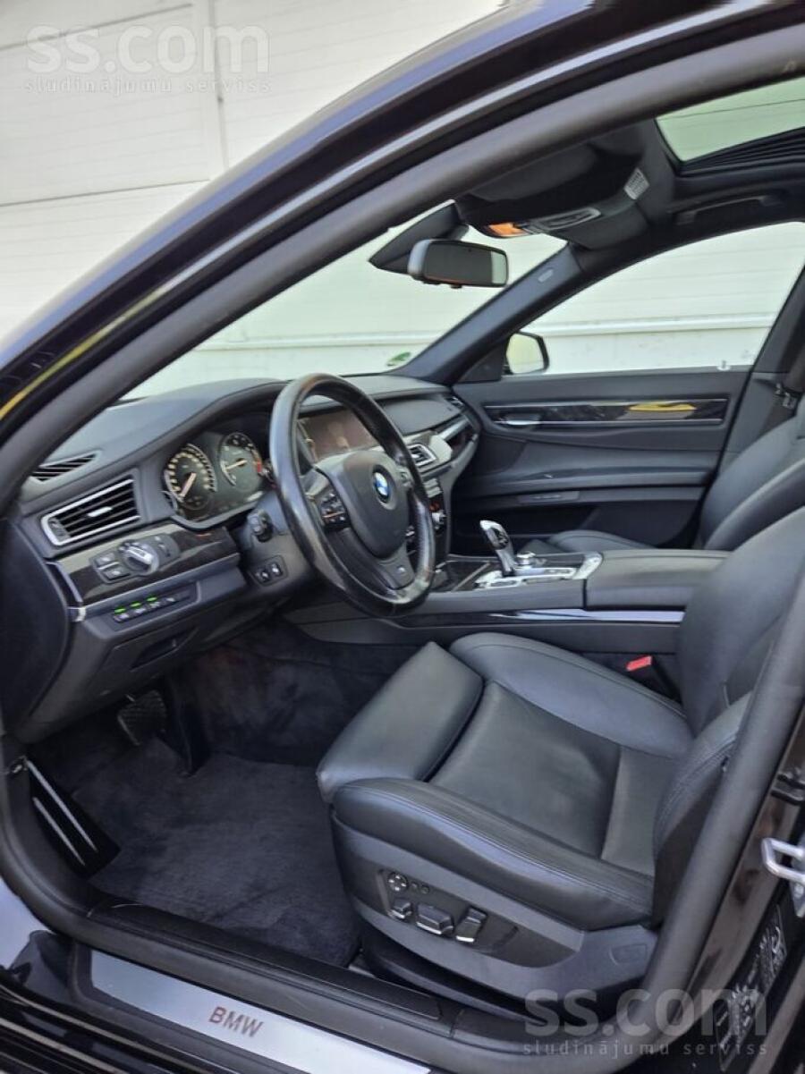 Black BMW 730 2011 in Riga, with an engine capacity of 3.00 L and mileage of 317 thousand km for 12000 €, photo 23 on AUTOMOTO.COM.LV