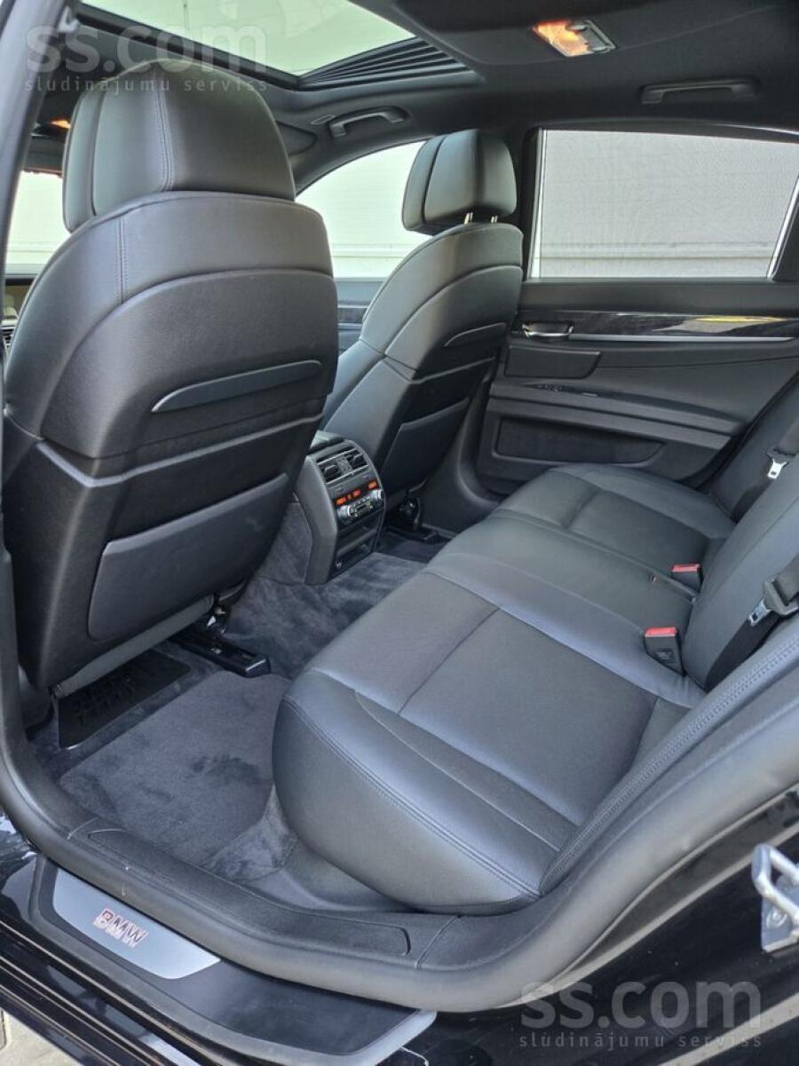 Black BMW 730 2011 in Riga, with an engine capacity of 3.00 L and mileage of 317 thousand km for 12000 €, photo 24 on AUTOMOTO.COM.LV