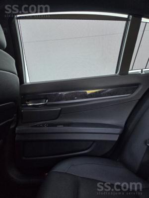 Black BMW 730 2011 in Riga, with an engine capacity of 3.00 L and mileage of 317 thousand km for 12000 €, photo 25 on AUTOMOTO.COM.LV