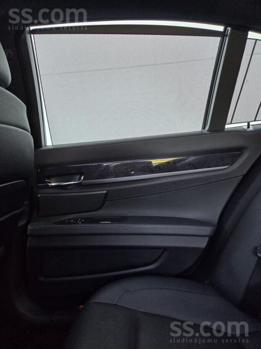 Black BMW 730 2011 in Riga, with an engine capacity of 3.00 L and mileage of 317 thousand km for 12000 €, photo 25 on AUTOMOTO.COM.LV