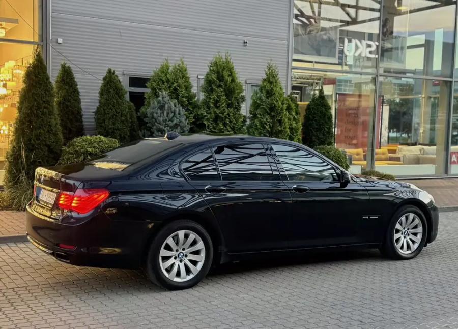 Black BMW 730 2011 in Riga, with an engine capacity of 3.00 L and mileage of 327 thousand km for 9800 €, photo 3 on AUTOMOTO.COM.LV