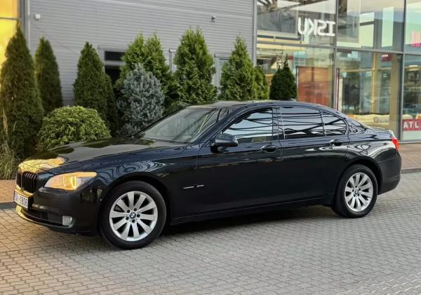 Black BMW 730 2011 in Riga, with an engine capacity of 3.00 L and mileage of 327 thousand km for 9800 €, photo 3 on AUTOMOTO.COM.LV