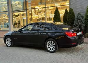 Black BMW 730 2011 in Riga, with an engine capacity of 3.00 L and mileage of 327 thousand km for 9800 €, photo 5 on AUTOMOTO.COM.LV