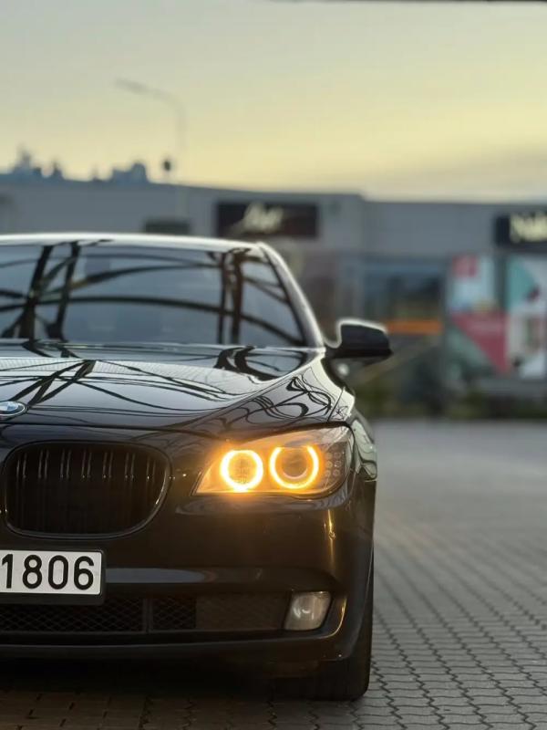 Black BMW 730 2011 in Riga, with an engine capacity of 3.00 L and mileage of 327 thousand km for 9800 €, photo 5 on AUTOMOTO.COM.LV