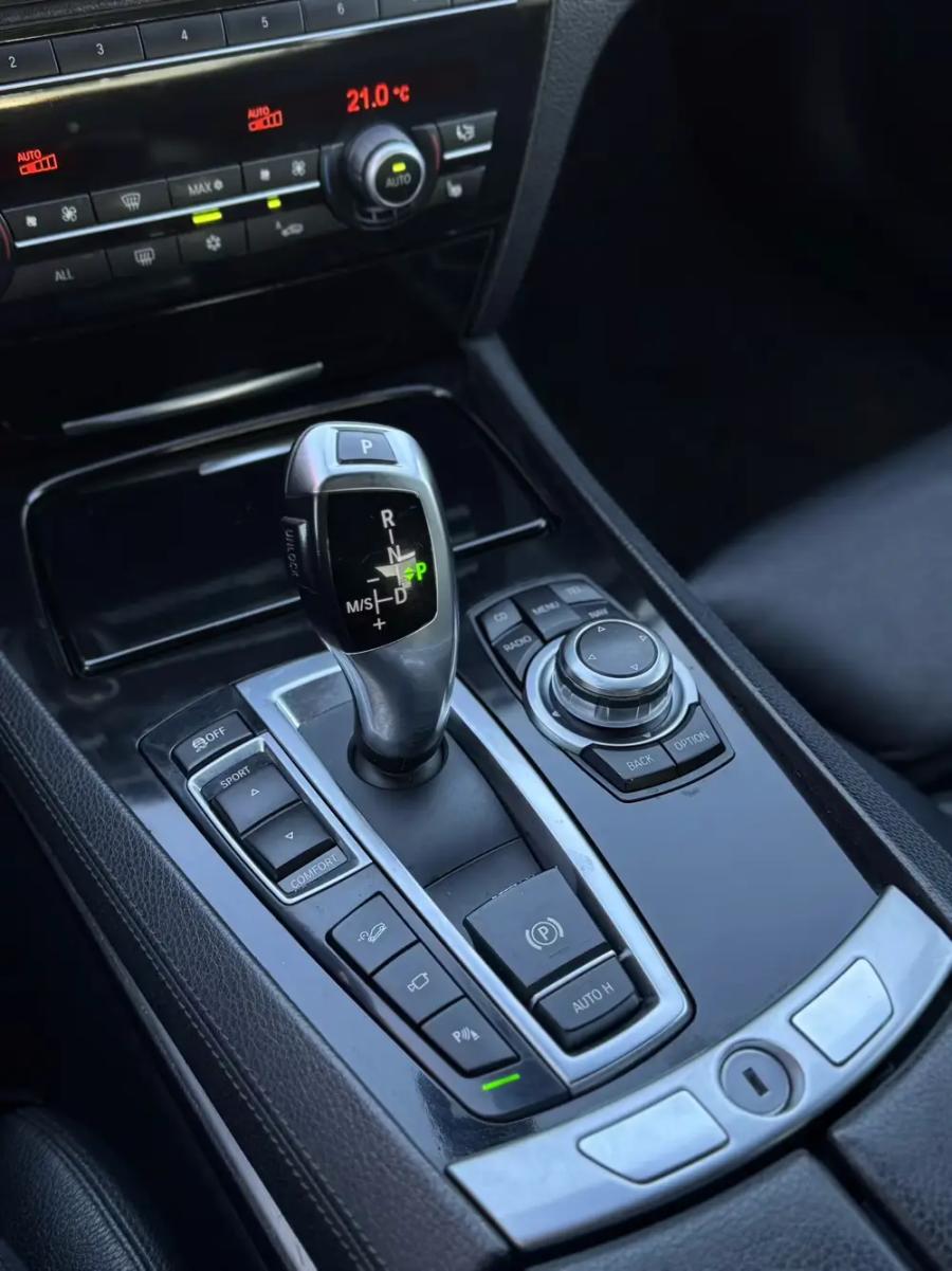 Black BMW 730 2011 in Riga, with an engine capacity of 3.00 L and mileage of 327 thousand km for 9800 €, photo 8 on AUTOMOTO.COM.LV